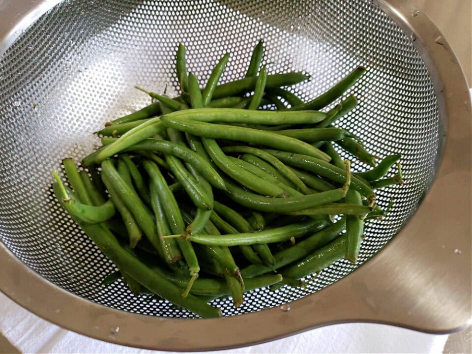 Sautéed Fresh Green Beans Recipe with Garlic and Bacon - Julias Simply ...